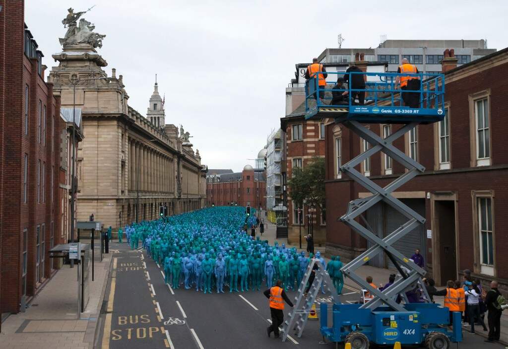 Paint it blue: Thousands strip and paint themselves blue in UK for art