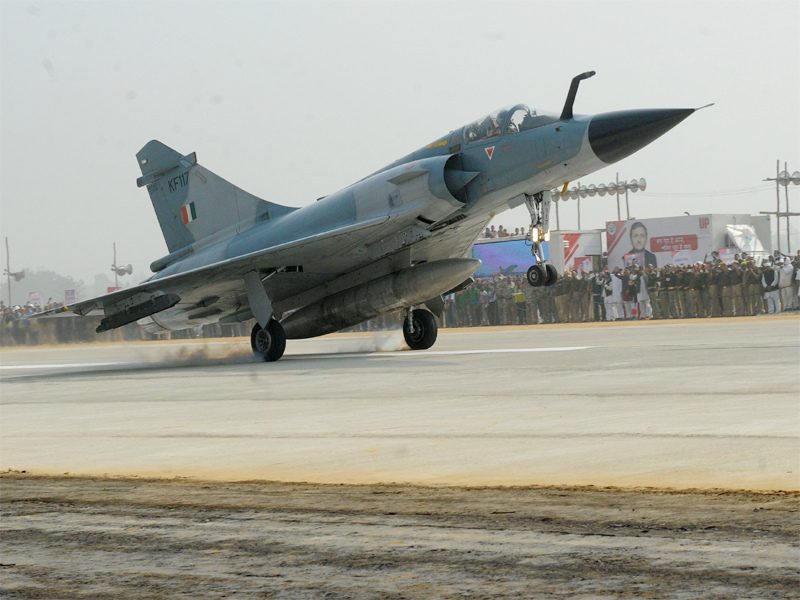 Agra Lucknow Expressway: IAF jets land on Lucknow Agra Expressway: 10 ...