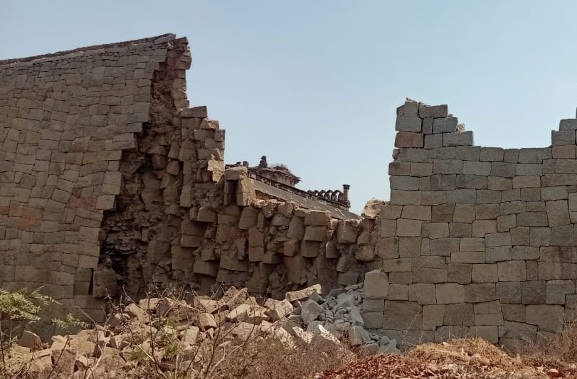 Ancient wall comes crumbling in Hampi