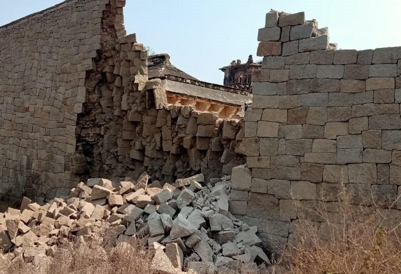 Ancient wall comes crumbling in Hampi
