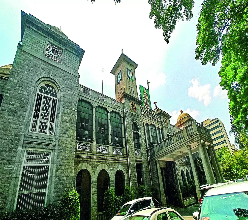 BJP leader turns BBMP head office into venue for slugfest