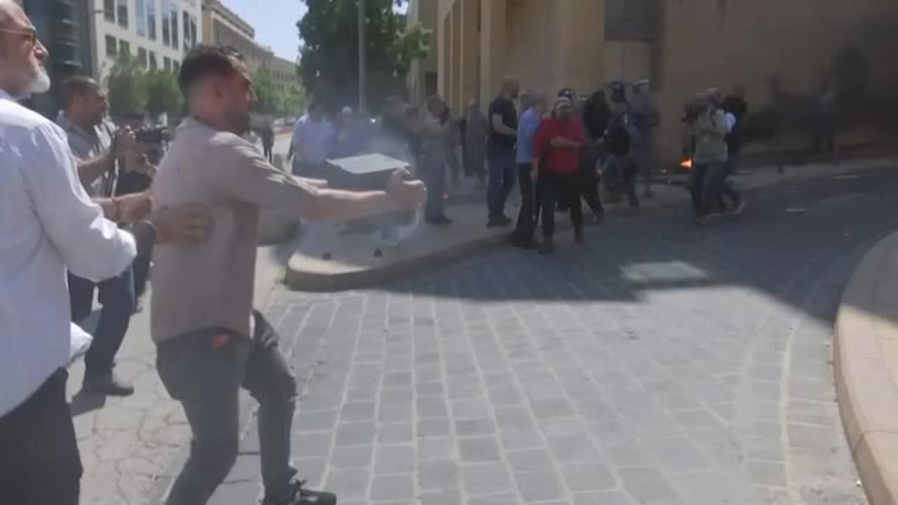 Clashes erupt outside banks in Lebanon
