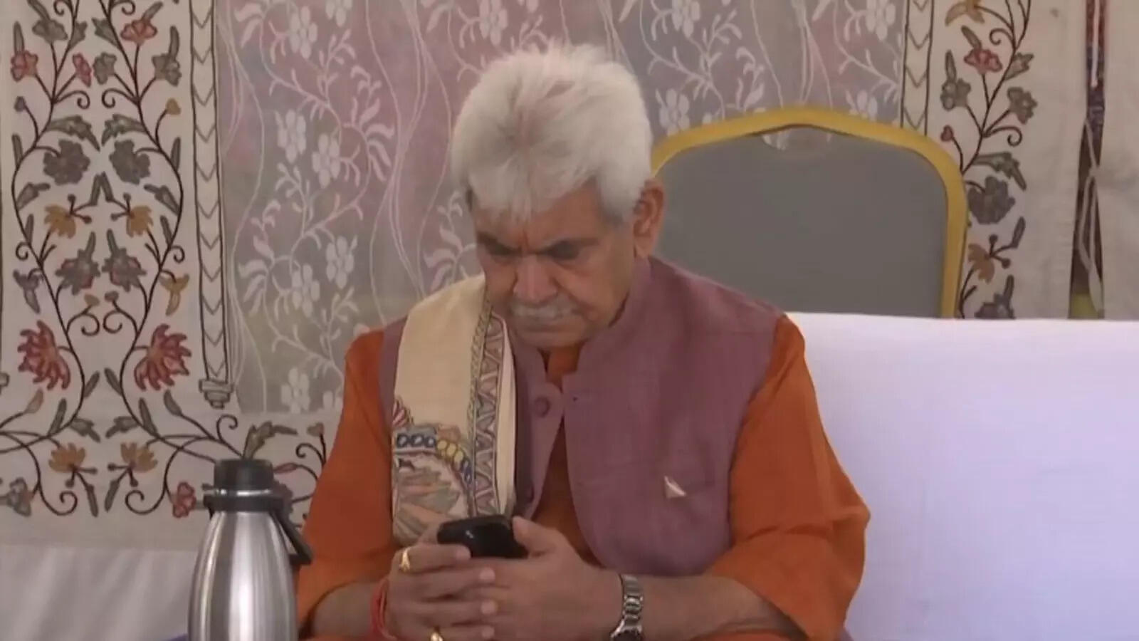 J&K: LG Sinha reviews construction of PM package employees’ transit accommodation at Zewan