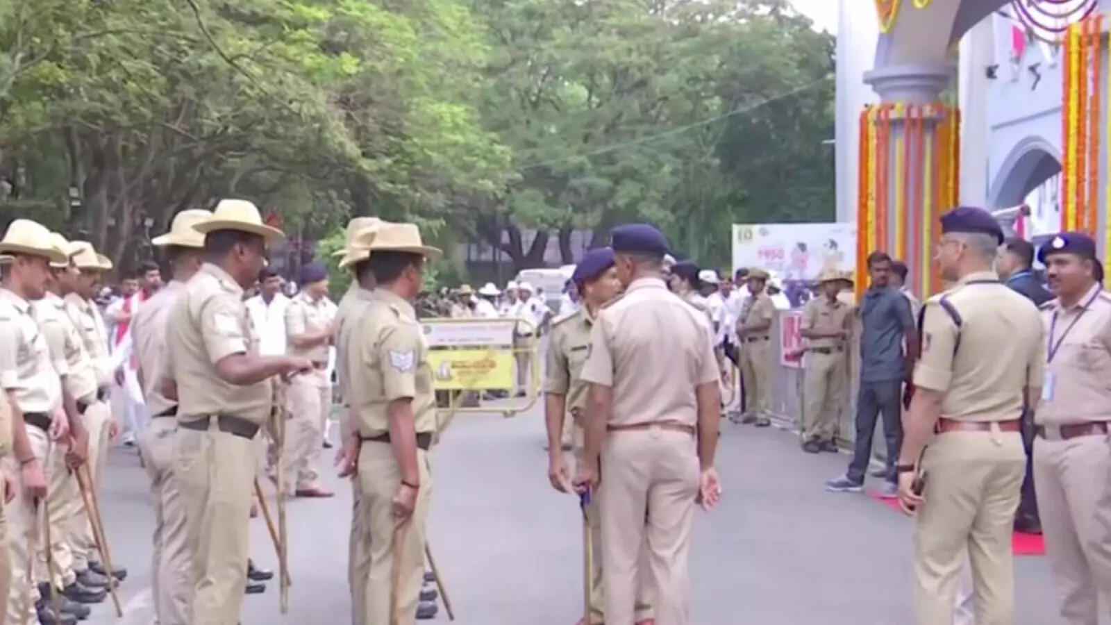 Karnataka: Security beefed up outside Kanteerava stadium in Bengaluru ...