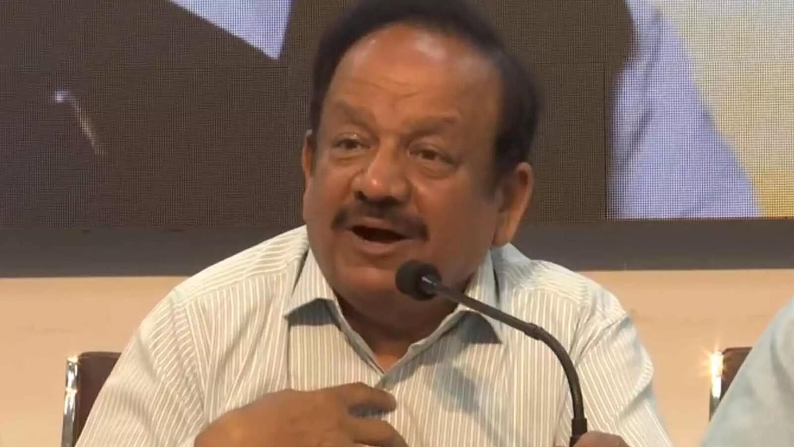 Arvind Kejriwal only wants to do politics, hurls abuse at Central govt ...