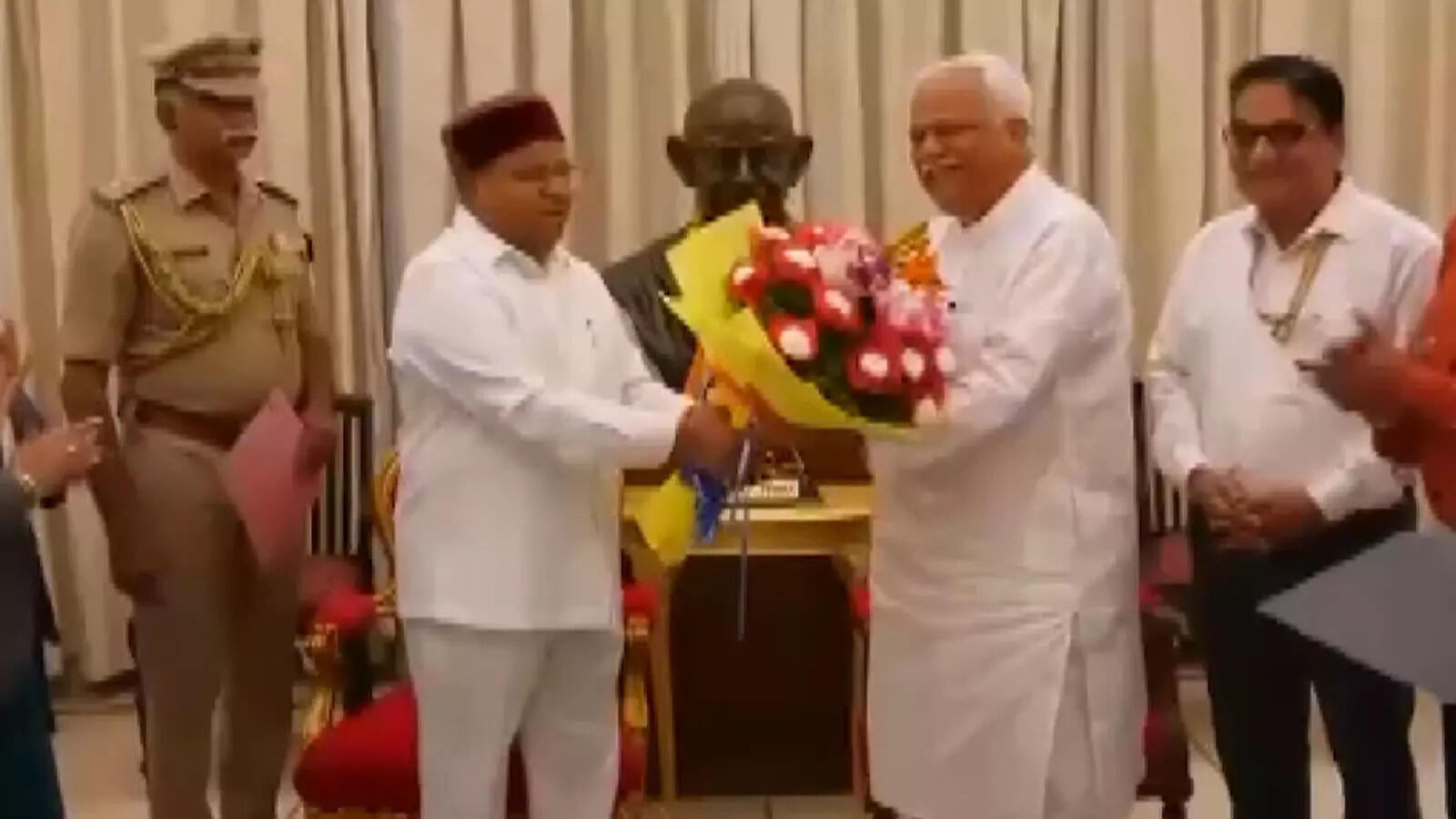Karnataka Guv administers oath to newly-appointed pro-tem Speaker RV Deshpande