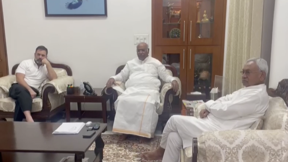 bjp: Delhi: Rahul Gandhi, Nitish Kumar meet Mallikarjun Kharge over Central Govt’s ordinance