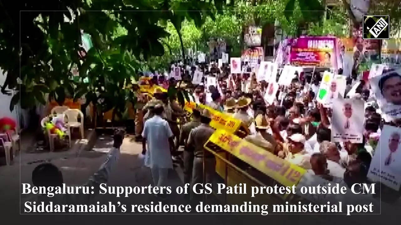 Bengaluru: Supporters of GS Patil protest outside CM Siddaramaiah’s ...