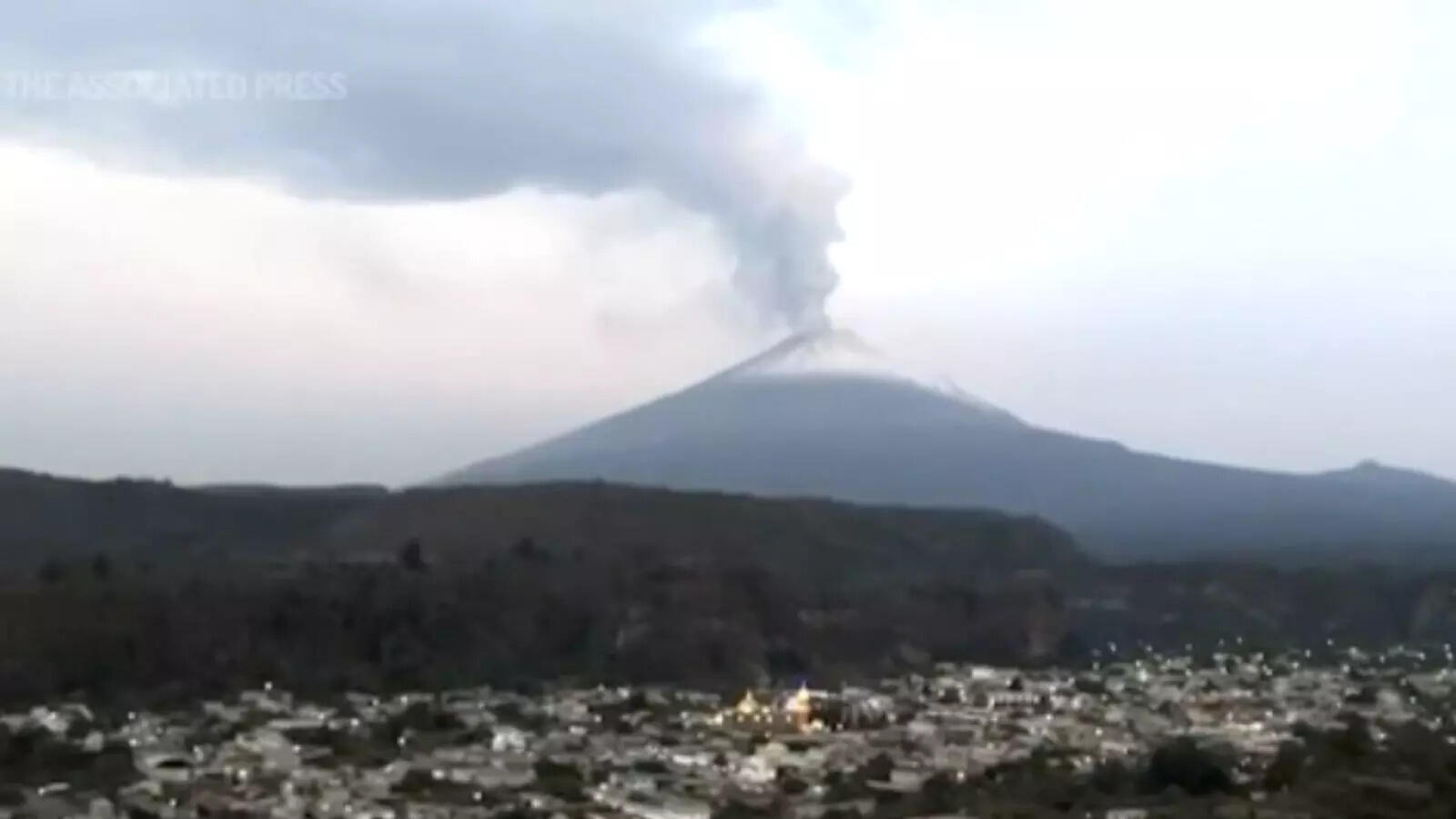 'El Popo' volcano showers towns in Mexico with ash