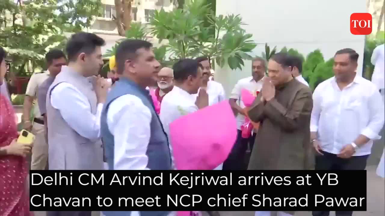 Arvind Kejriwal arrives at YB Chavan to meet Sharad Pawar