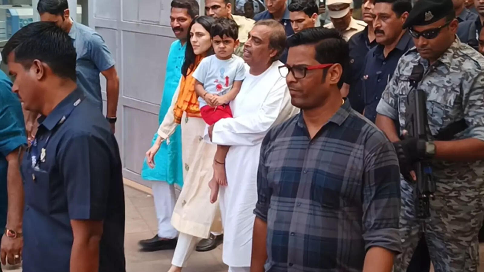 Mukesh Ambani, Akash Ambani, Shloka Mehta and Prithvi Ambani visit ...