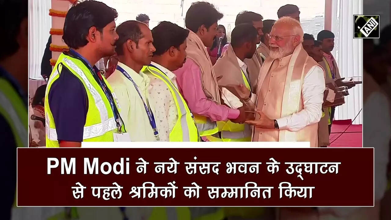 PM Modi Honors Workers on the Occasion of New Parliament Building ...