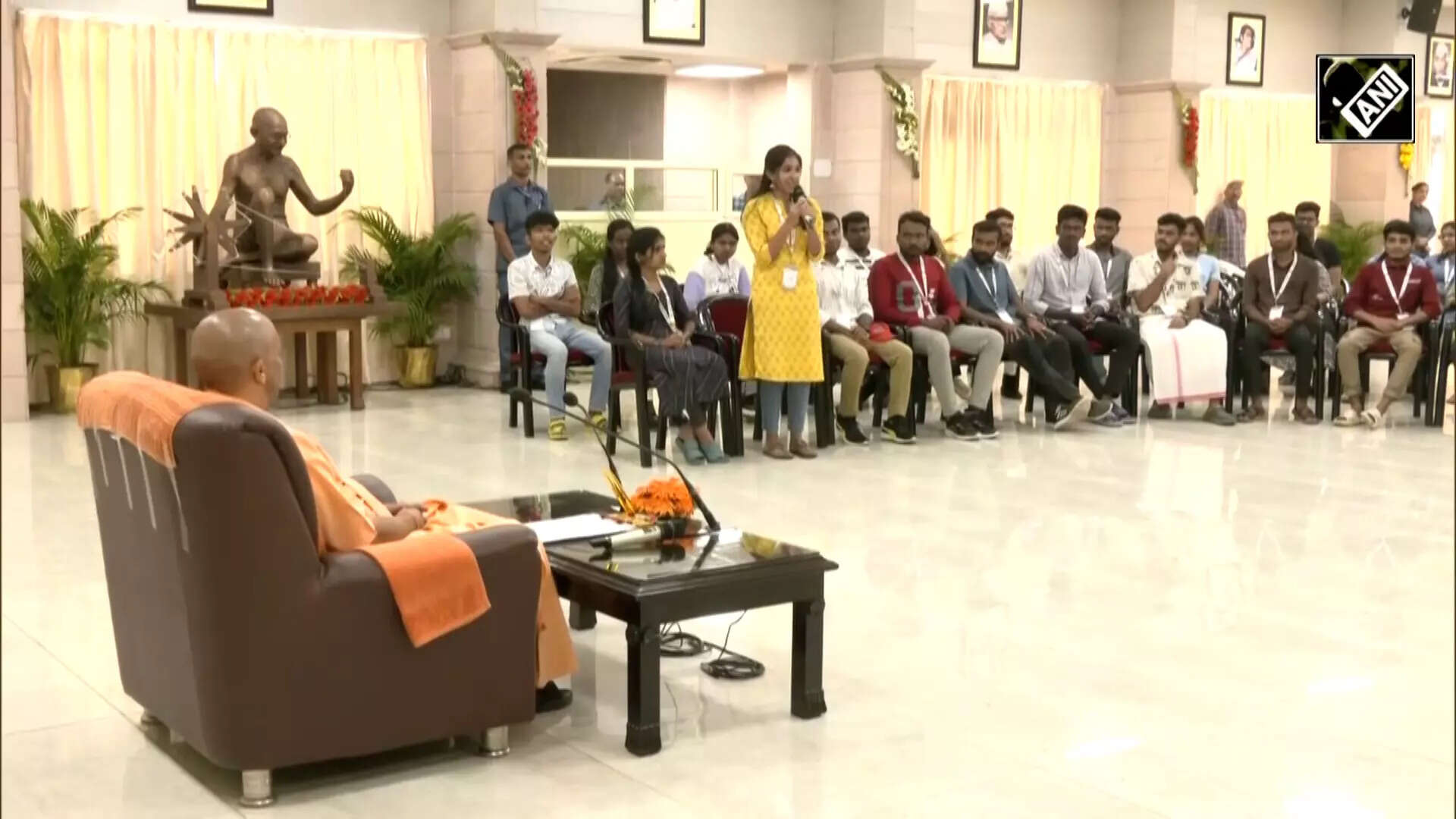 yogi: UP CM Yogi Adityanath meets students of Kerala, Lakshadweep ...