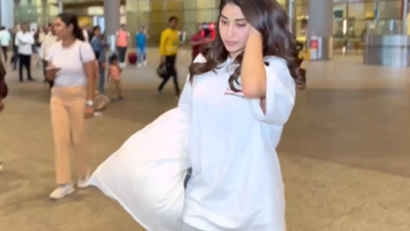 Janhvi Kapoor gets trolled yet again for carrying a big pillow ...