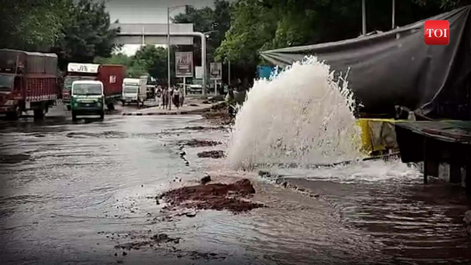 Delhi Jal Board pipeline bursts thousands of liters of water on the roads