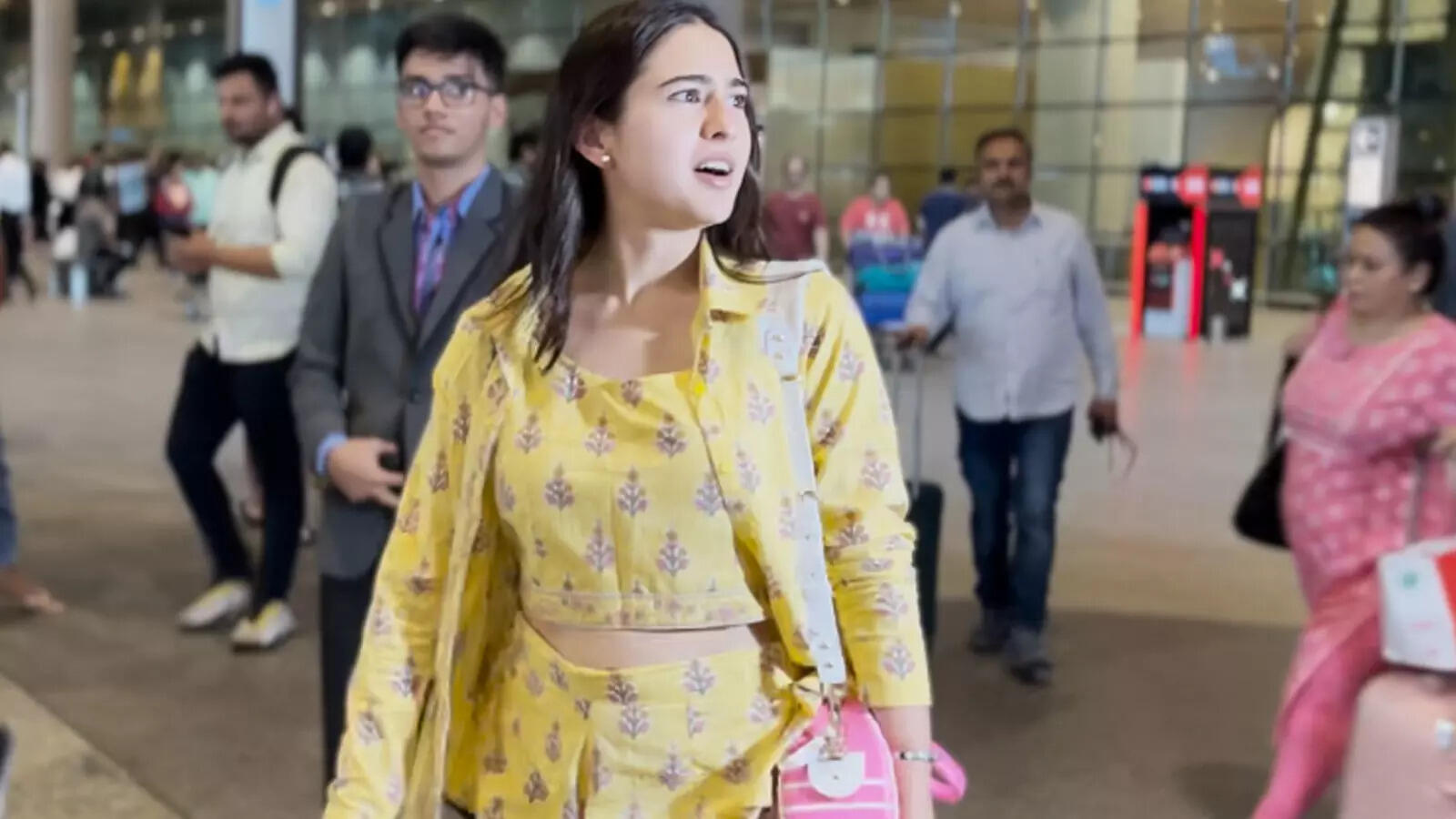 ‘Hello Yellow!’: Sara Ali Khan radiates elegance in comfy clothes at ...