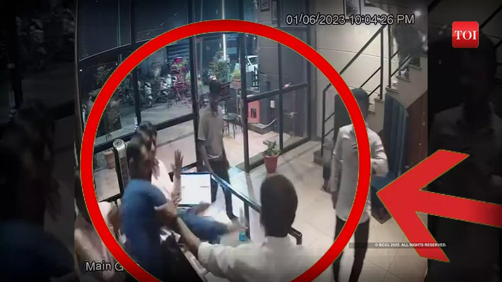 ratlam: CCTV Captures Knife Attack at Bar in Ratlam, Madhya Pradesh"