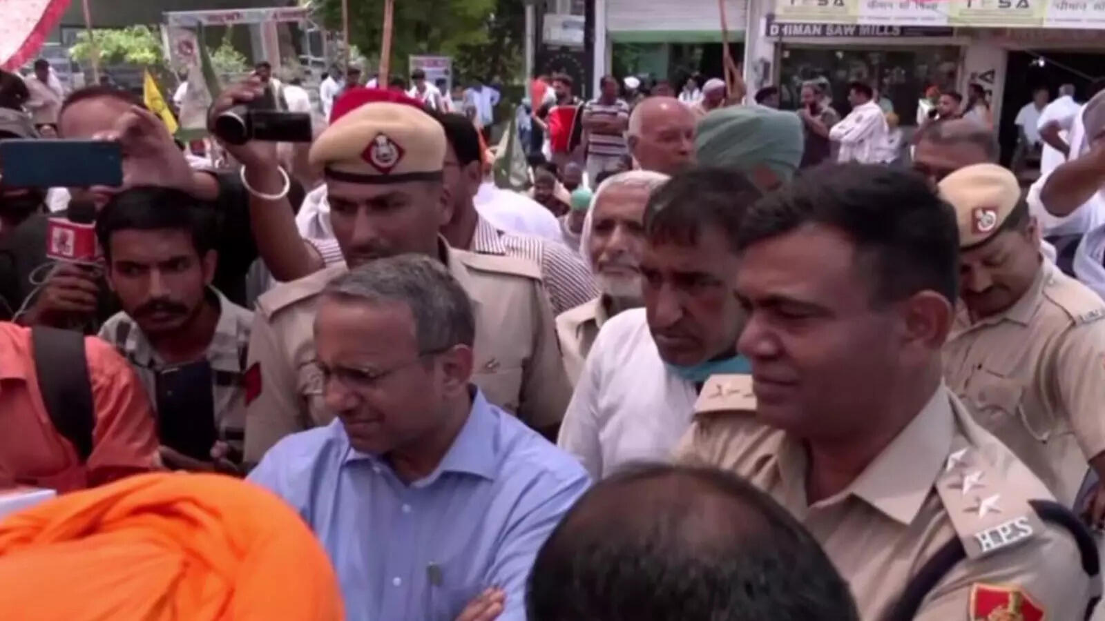 Protesting farmers demand BKU leader Gurnam Singh Charuni to be brought ...