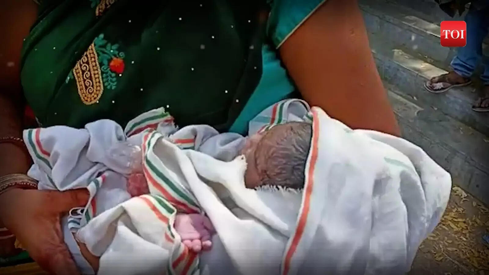 Woman compelled to give birth on street as ambulance fails to reach in Agra