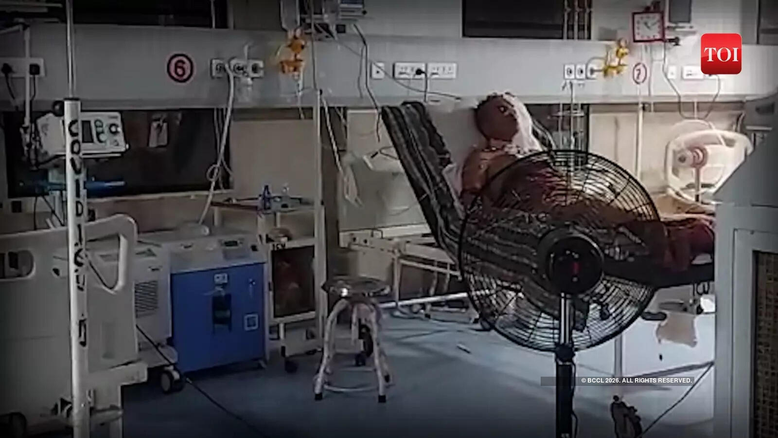 AC fails in Guna's district hospital, patient brings own fan