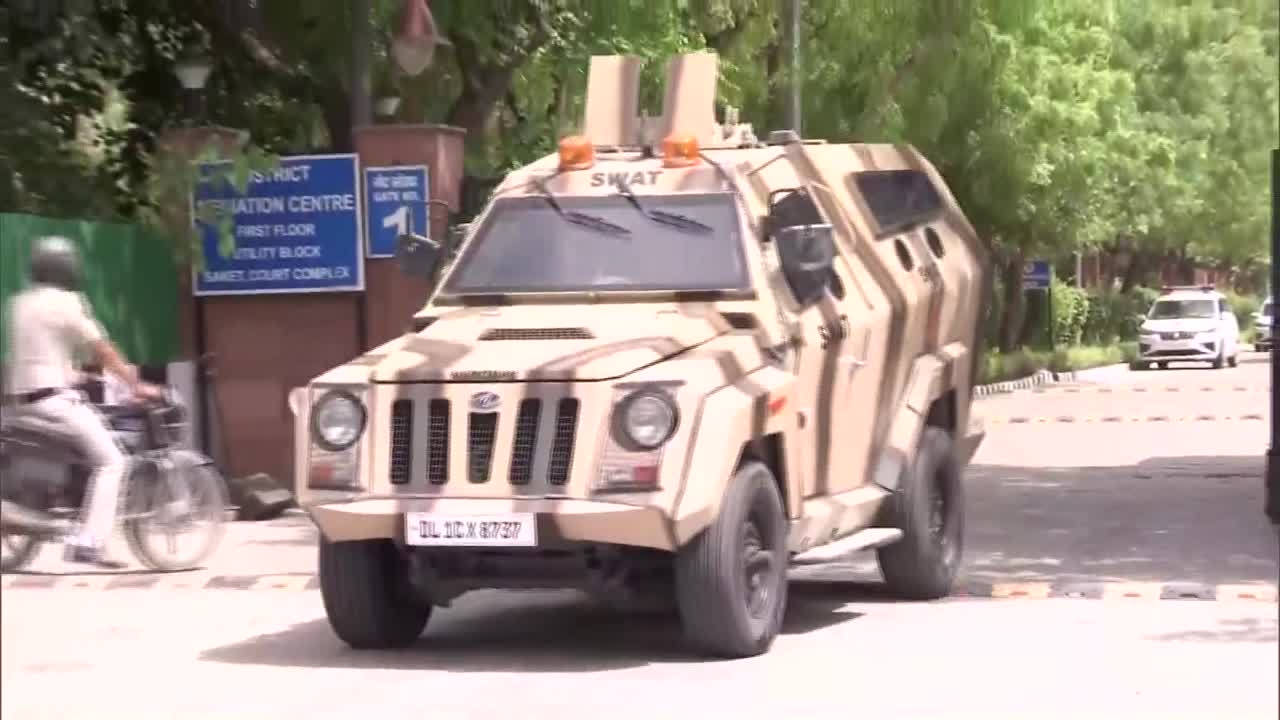Watch: Delhi Police vehicle carrying Gangster Lawrence Bishnoi post ...