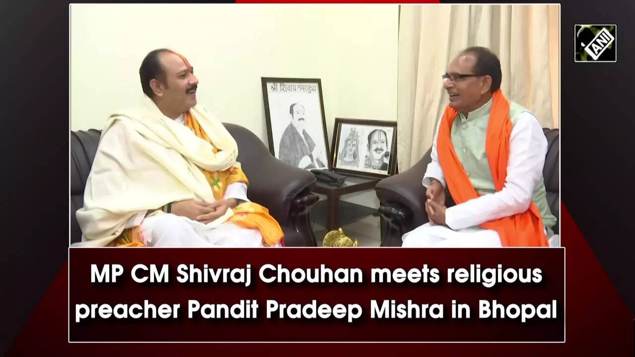 pandit pradeep mishra in bhopal: MP CM Shivraj Chouhan meets religious ...