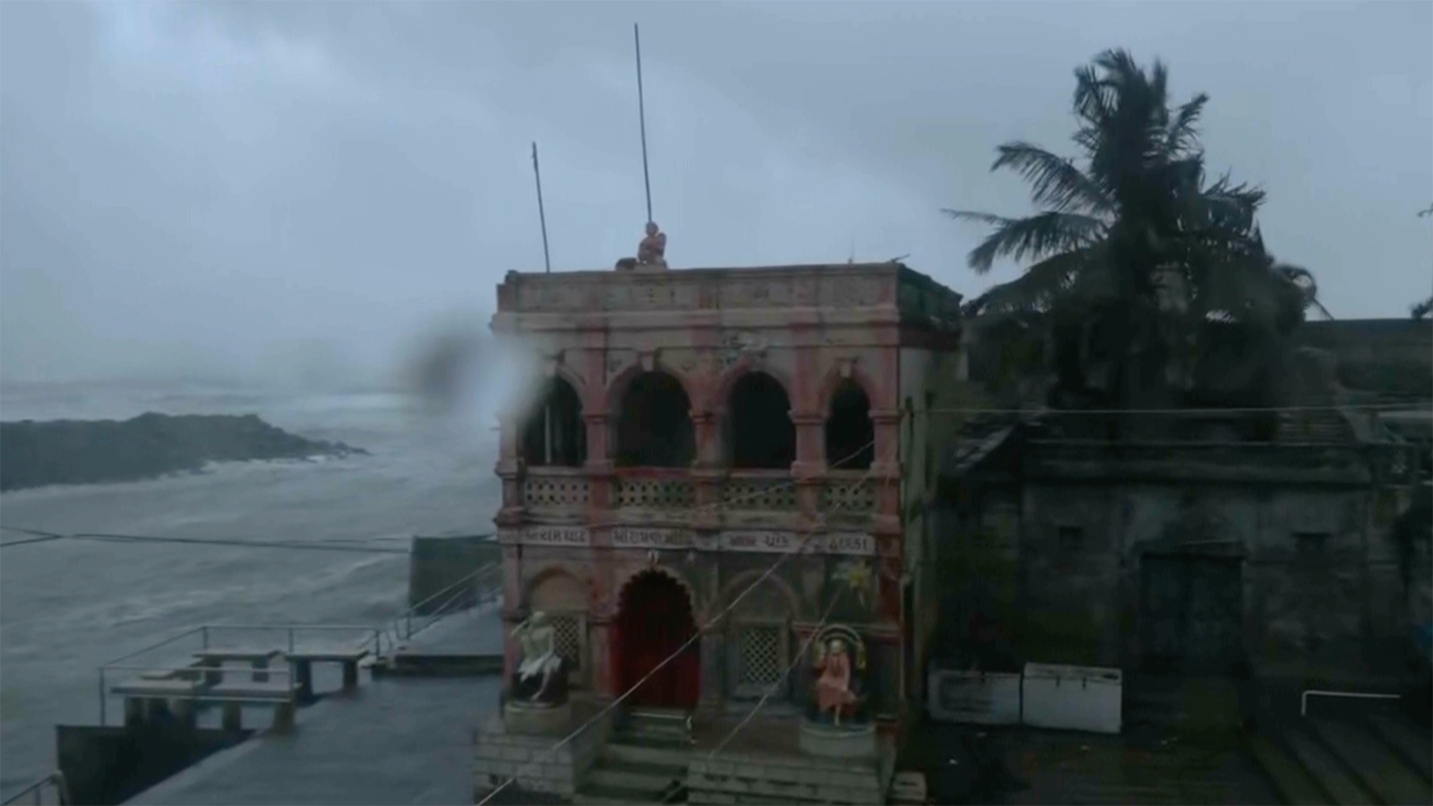 Cyclone Biparjoy: Gomtighat witnesses rough sea in Devbhumi Dwarka