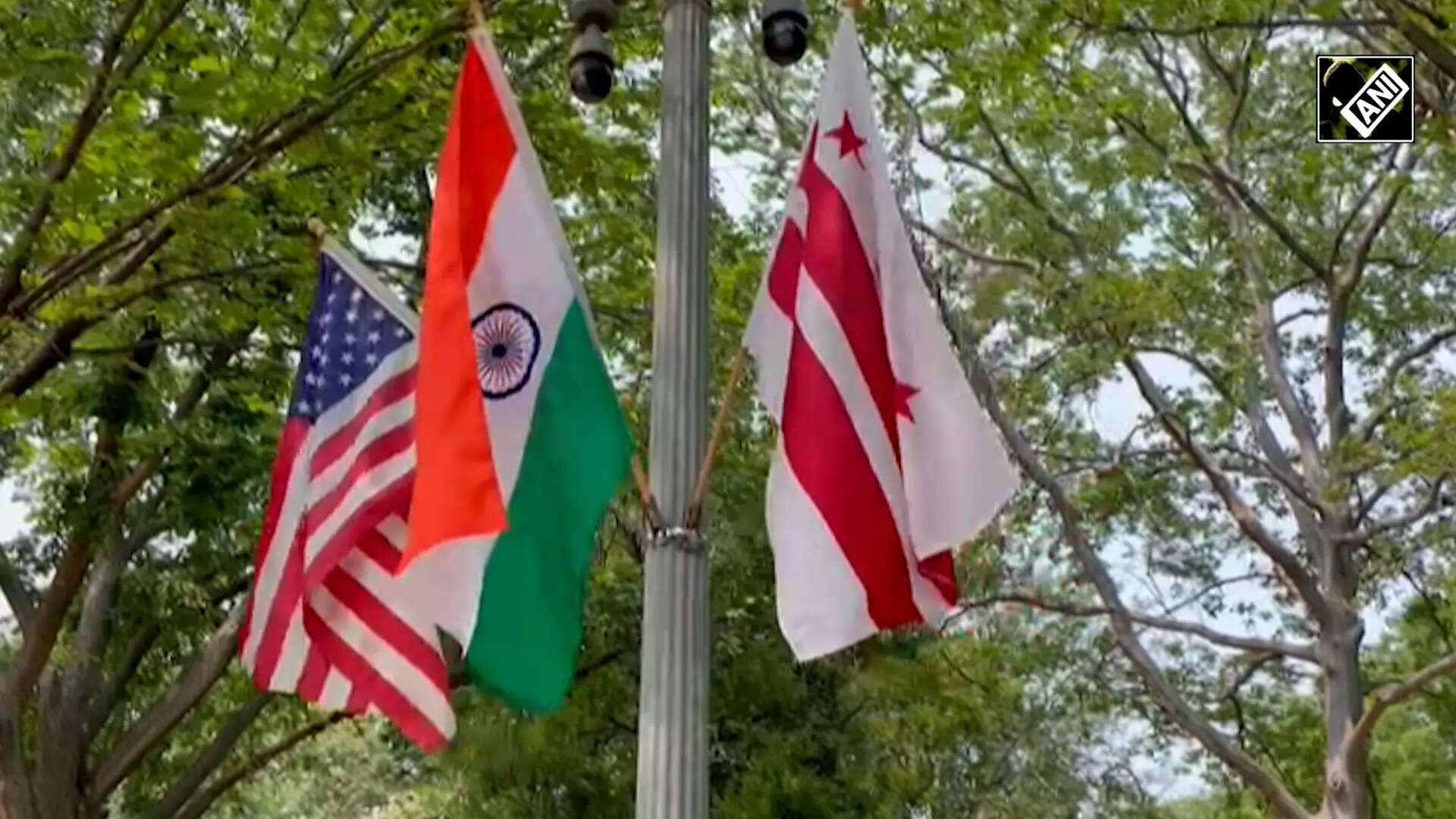 white house: Tri Colour and US flag fly together outside White House as ...