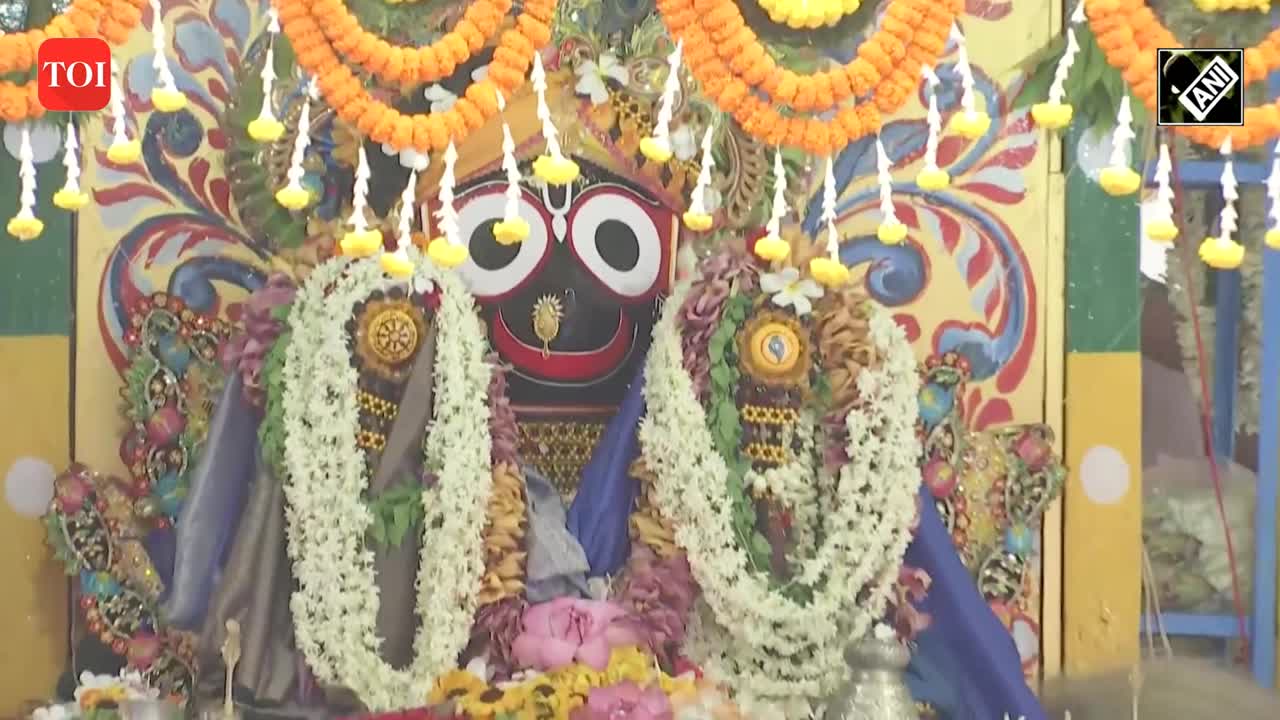 Nusrat Jahan joins CM Mamta Banerjee in Iskcon Rath Yatra