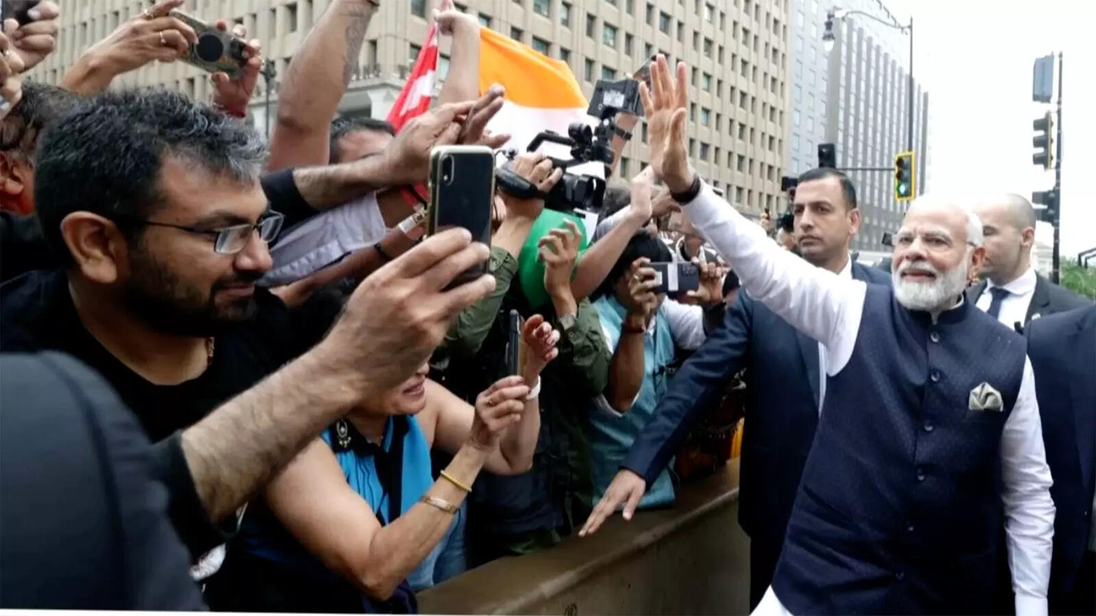 PM Modi gets grand welcome from Indian Diaspora at Hotel ...