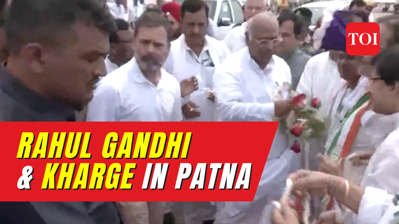 Congress leaders Rahul Gandhi & Mallikarjun Kharge in Patna for opposition meet