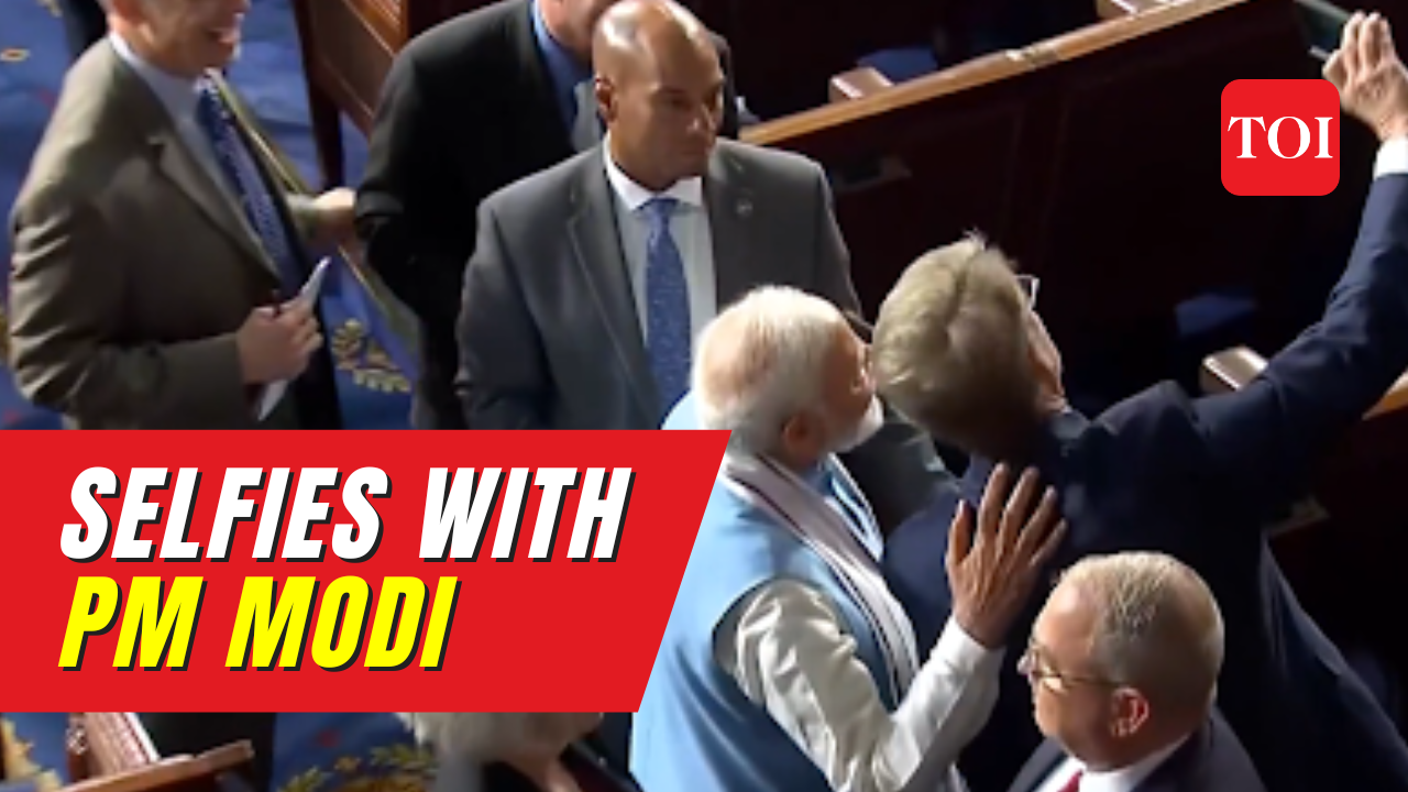 US Congressmen lined up to take autographs, selfies with PM Narendra Modi