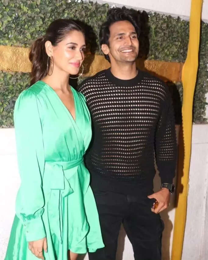 Nikita Dutta celebrates the wraps up party of her Marathi film 'Gharat ...