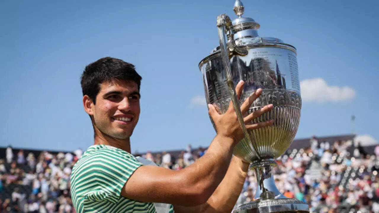 Carlos Alcaraz claims Queen's title and top ranking