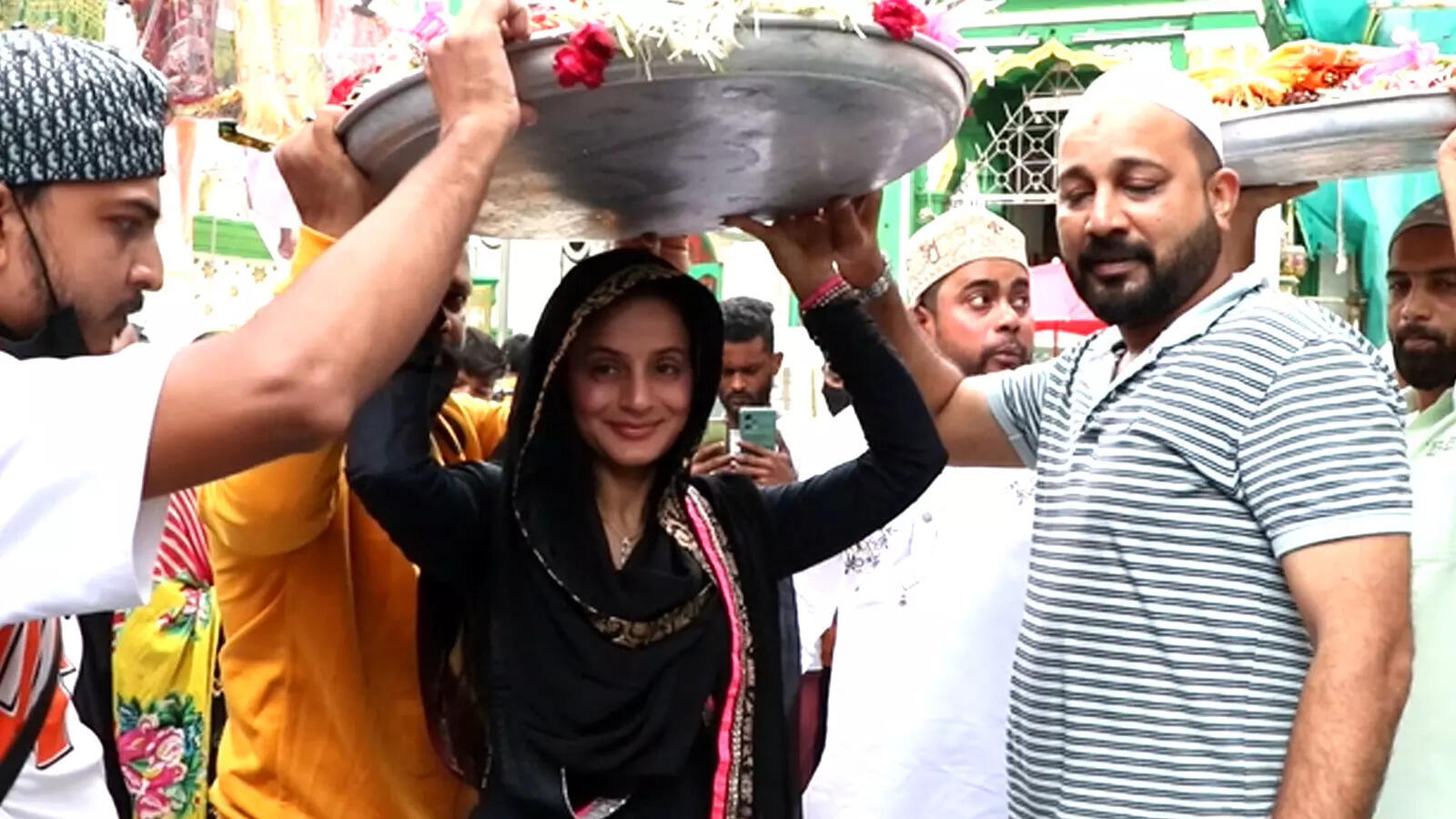 Ahead of ‘Gadar 2’ release, Ameesha Patel visits Mahim Dargah to take ...