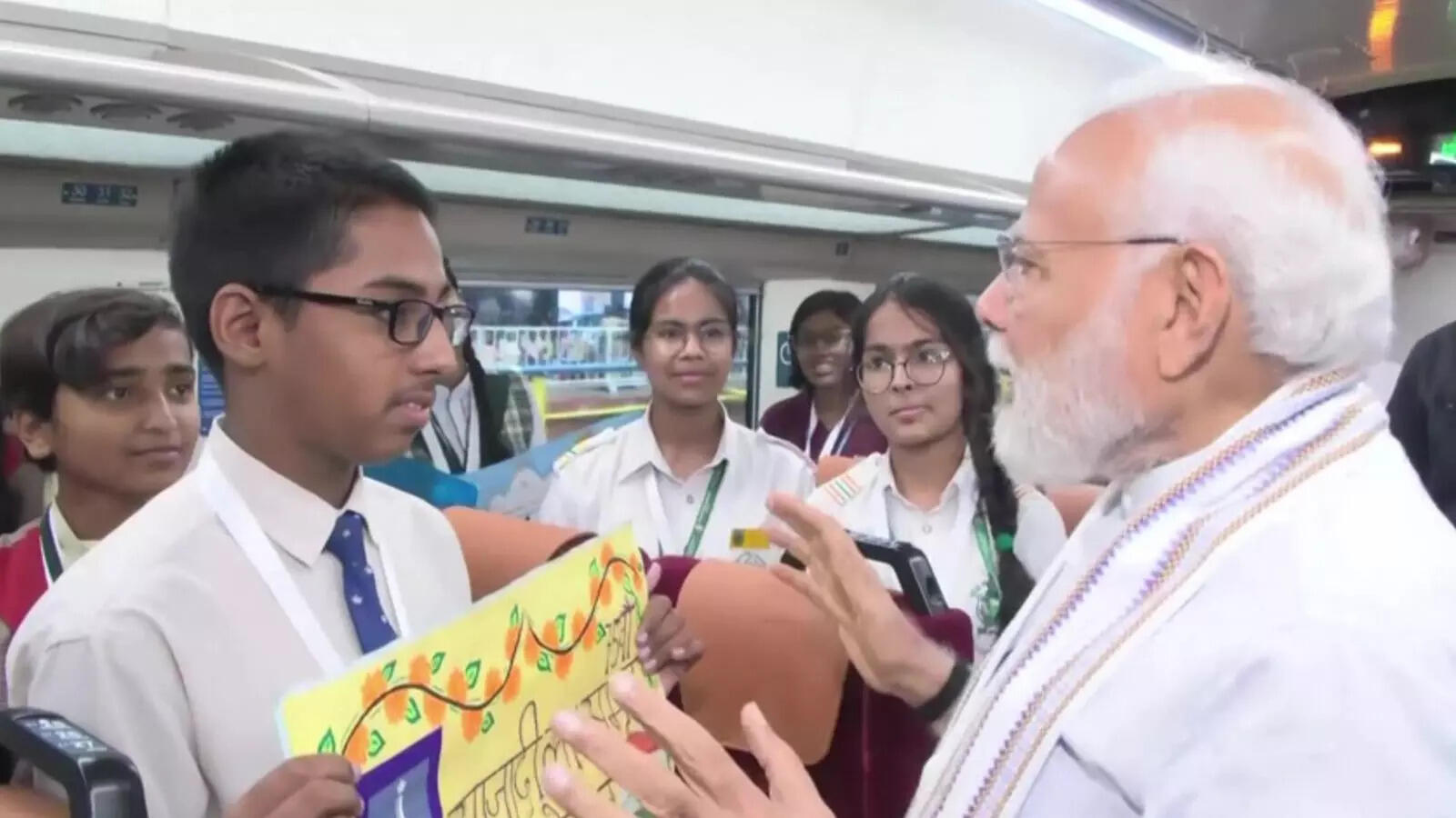 MP: PM Modi interacts with school students onboard Vande Bharat Express ...