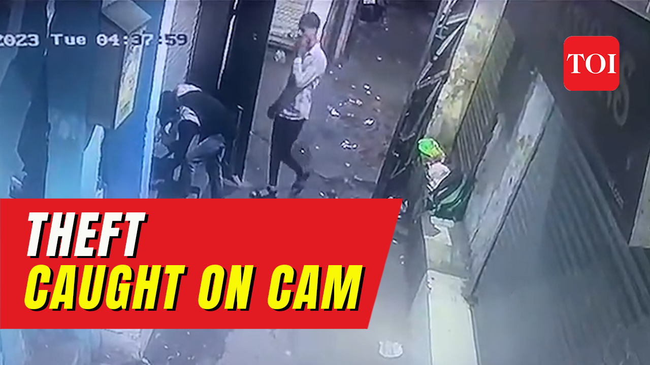 Watch: Three men rob shops in Delhi's Teliyan market