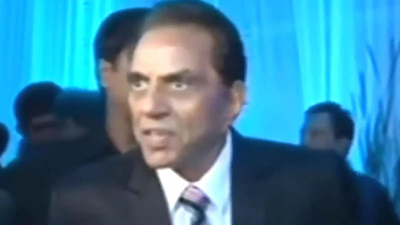 'Aap bakwaas mat kijiye!' When Dharmendra lashed out at a reporter for asking about Sunny Deol ...