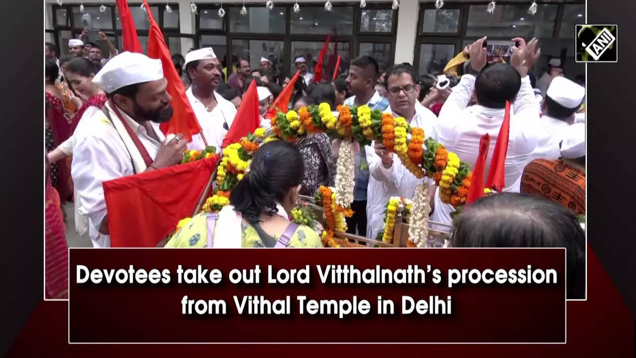 Devotees take out Lord Vitthalnath’s procession from Vithal Temple in Delhi