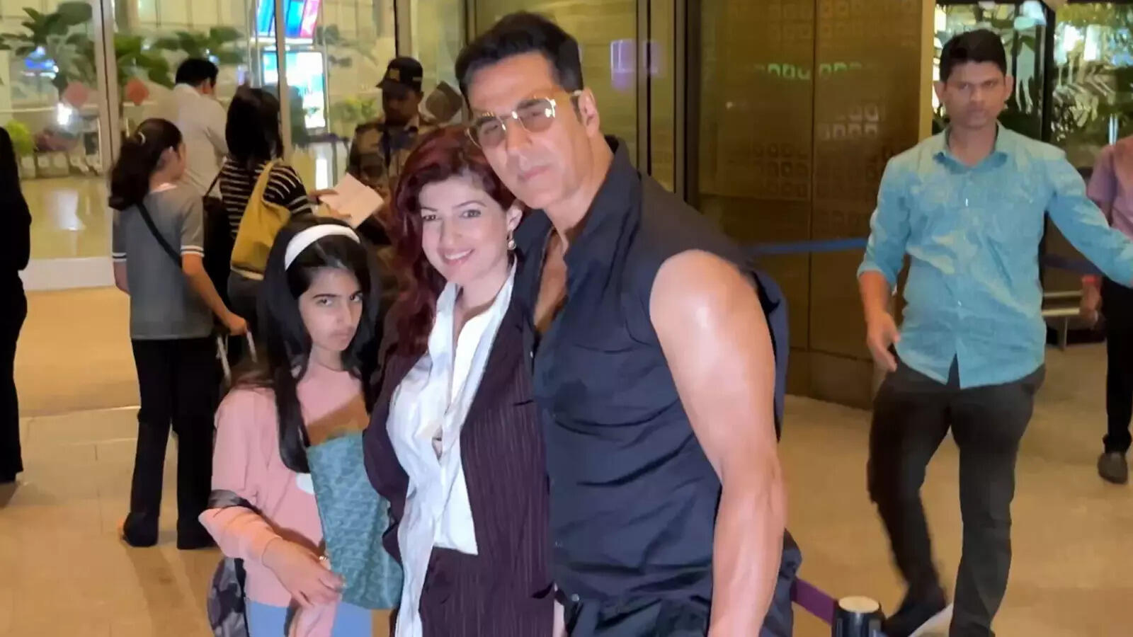 Akshay Kumar heads for a family vacation with Twinkle Khanna and ...