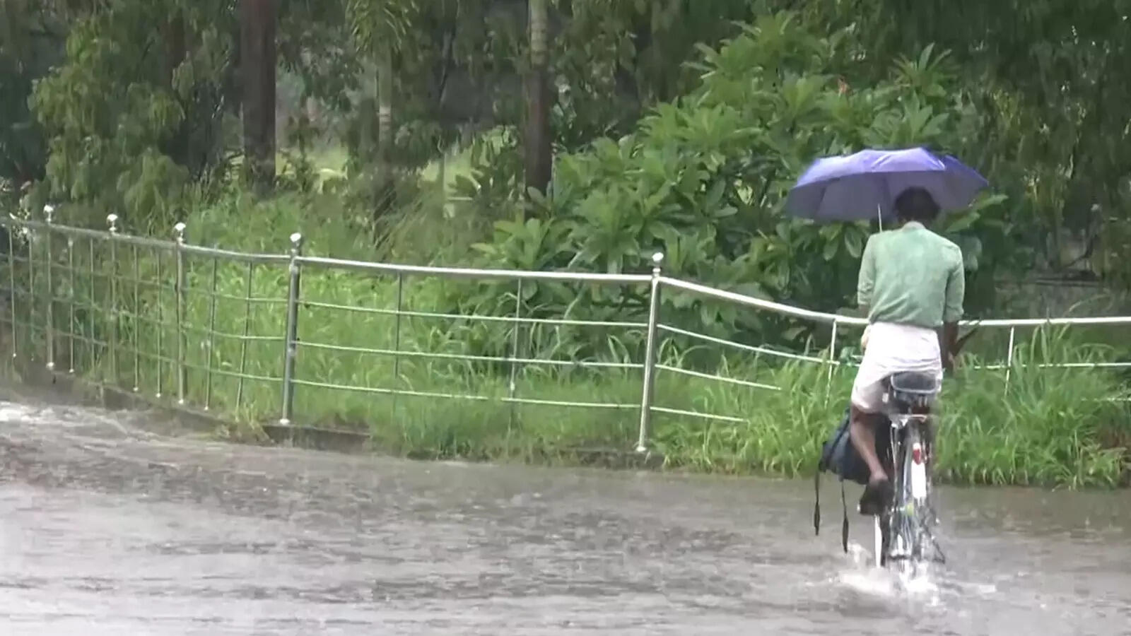 Heavy rains continue to lash Kochi, waterlogging witnessed in many areas