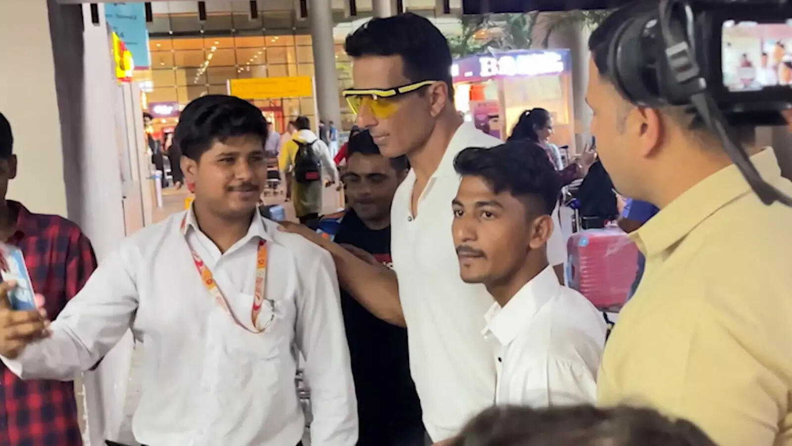 Sonu Sood asks paparazzi 'aapke peeche bhi 2-4 aankhein hain kya' as they shoot him walking ...