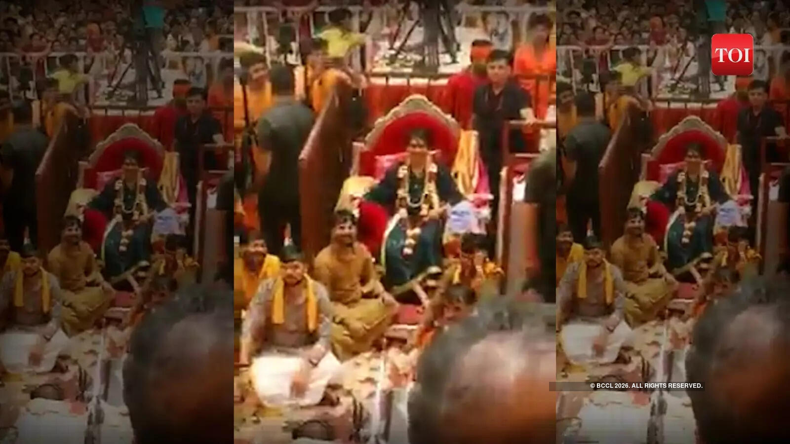 Devotees shower currency notes on Dhirendra Shastri, video out