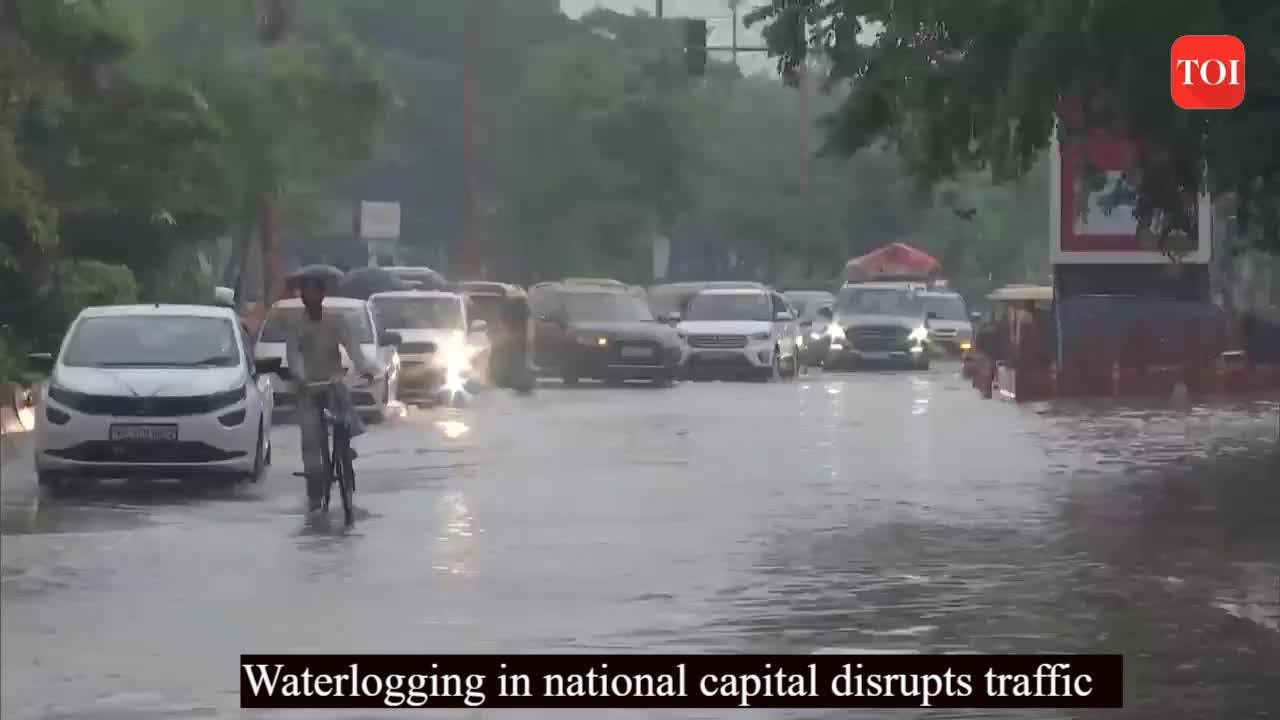 Heavy waterlogging in Delhi disrupts traffic