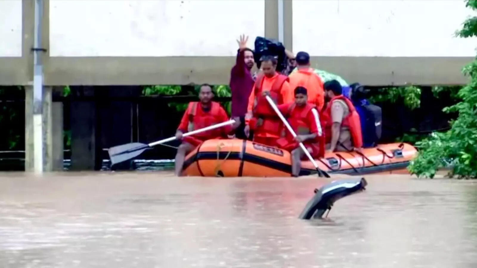 Punjab: Heavy rain causes severe waterlogging in housing societies of ...