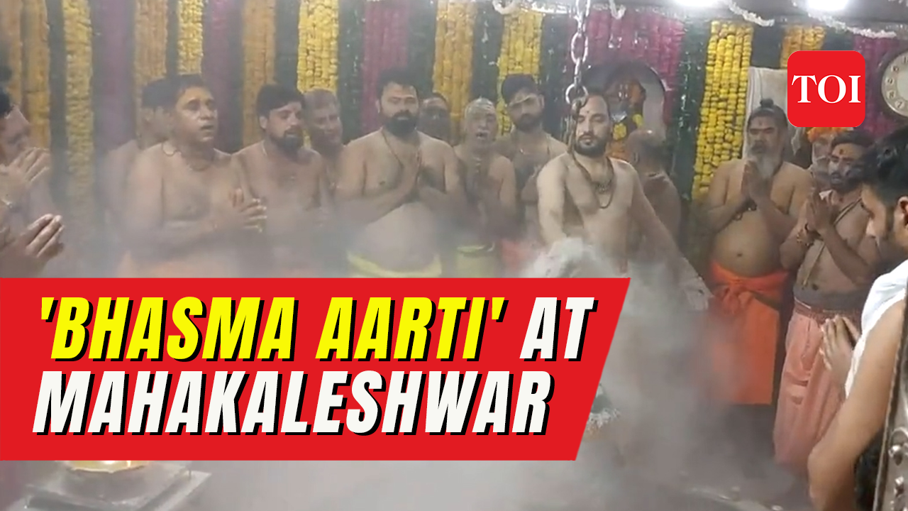 MP: 'Bhasma aarti' performed at Ujjain's Mahakaleshwar Temple, on the ...