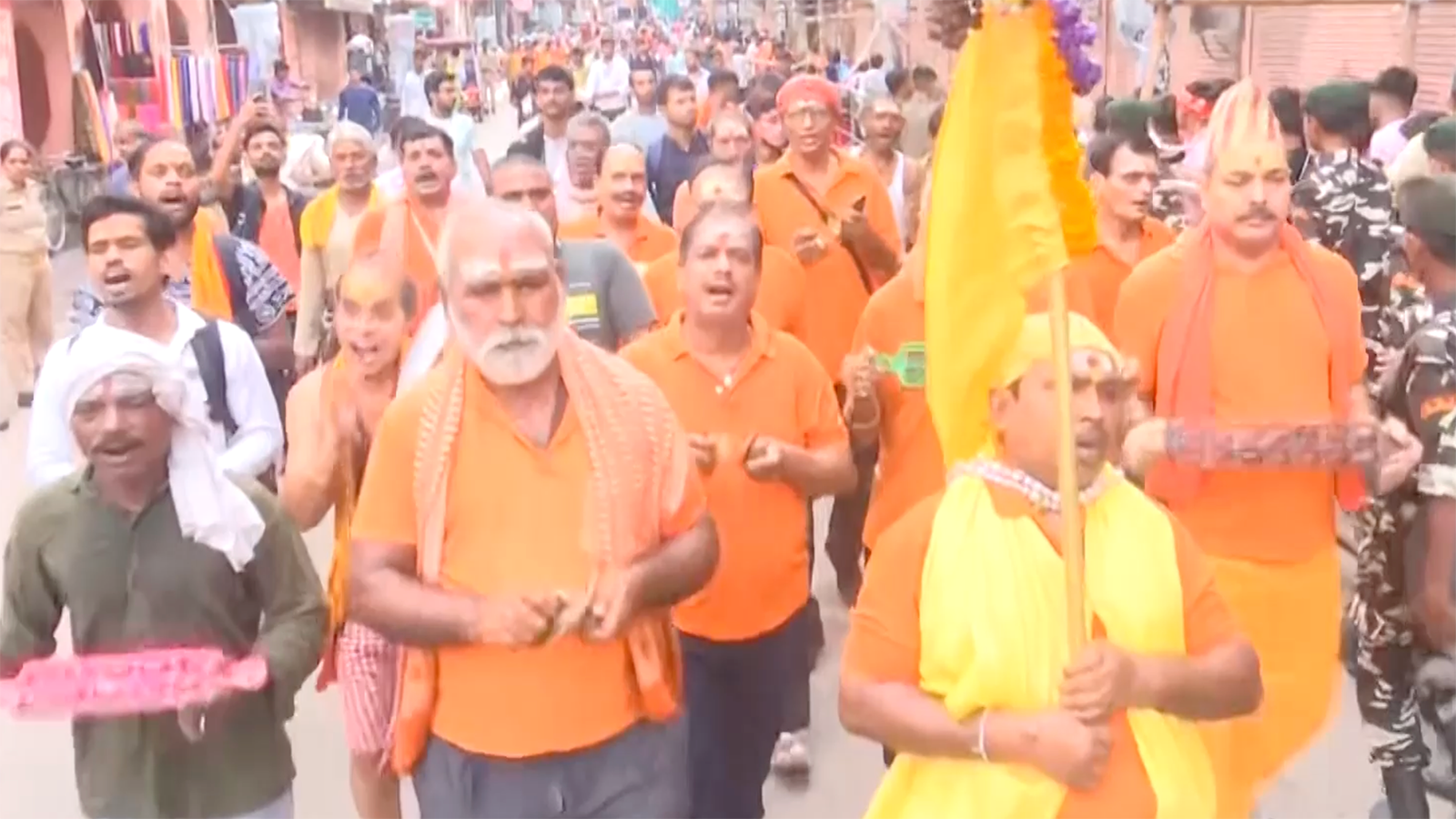 UP: Kashi Vishwanath Temple witnesses massive footfall of devotees on first Monday of ‘Sawan’