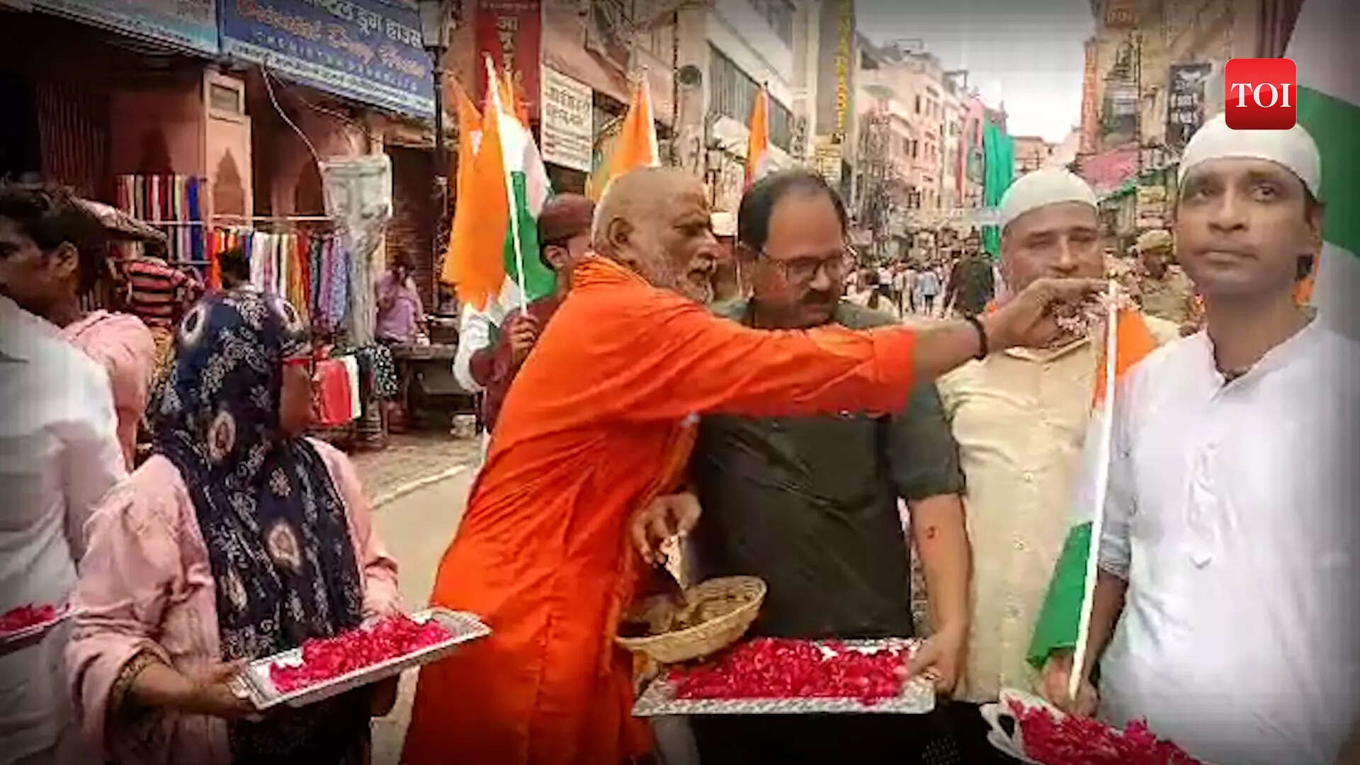 Viral: Muslim community welcomes kawariyas, shower flowers among them ...