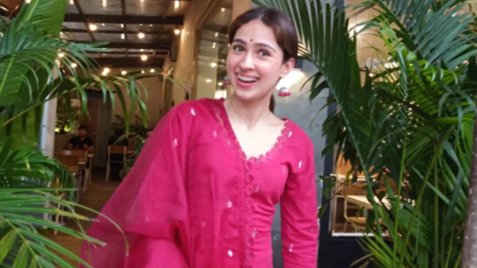 ‘Red rose lag rahe ho aap’: Pashmina Roshan blushes as pap praises her