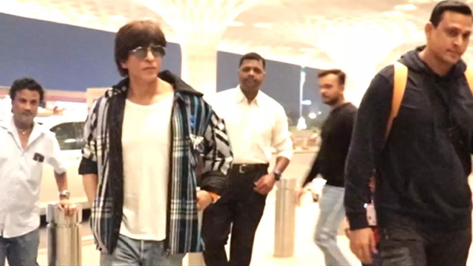 Shah Rukh Khan's bodyguard Ravi Singh's annual salary will blow your mind!